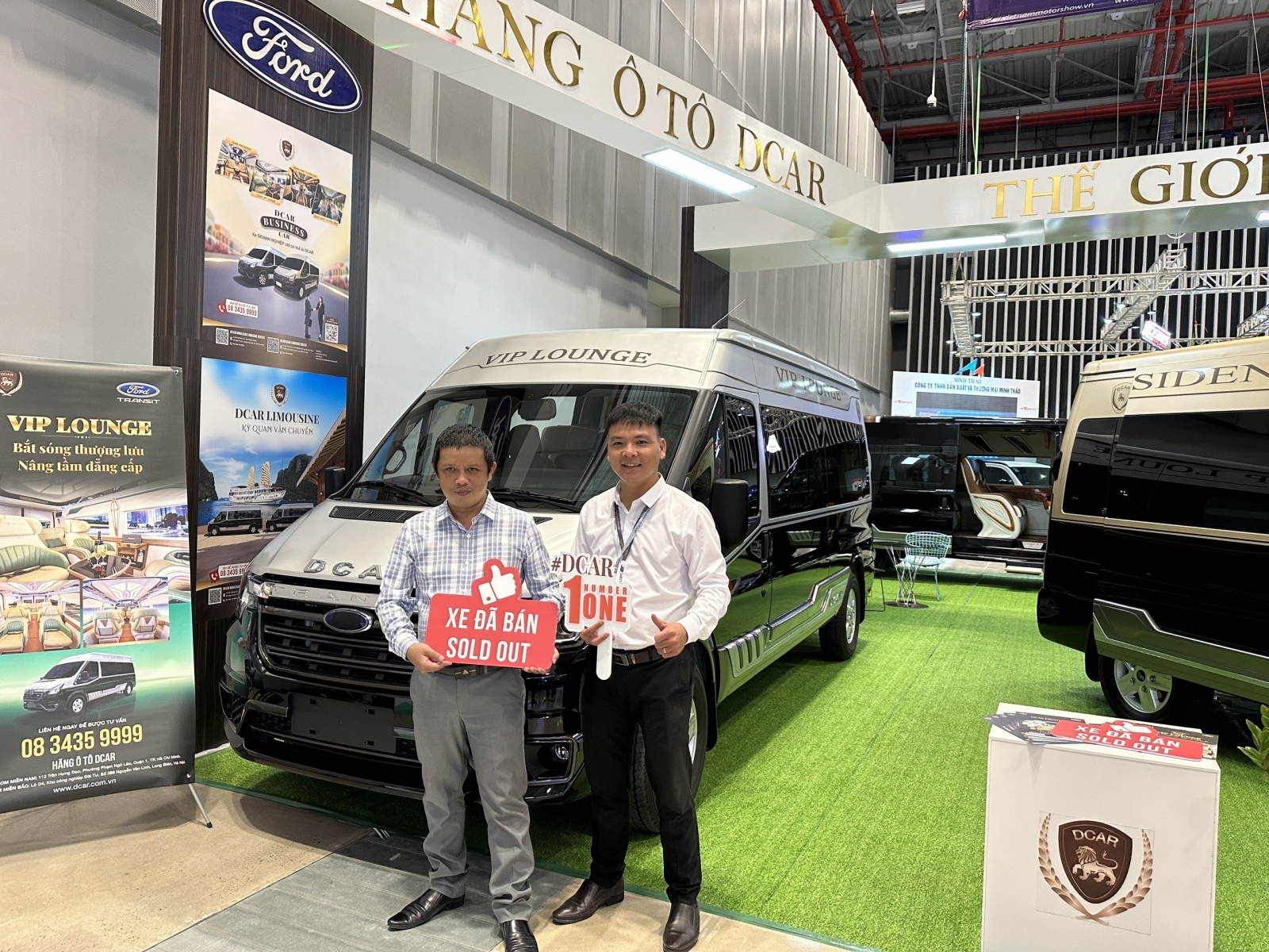 Khách hàng đặt xe DCar Limousine tại sự kiện Vietnam Motor Show 2022